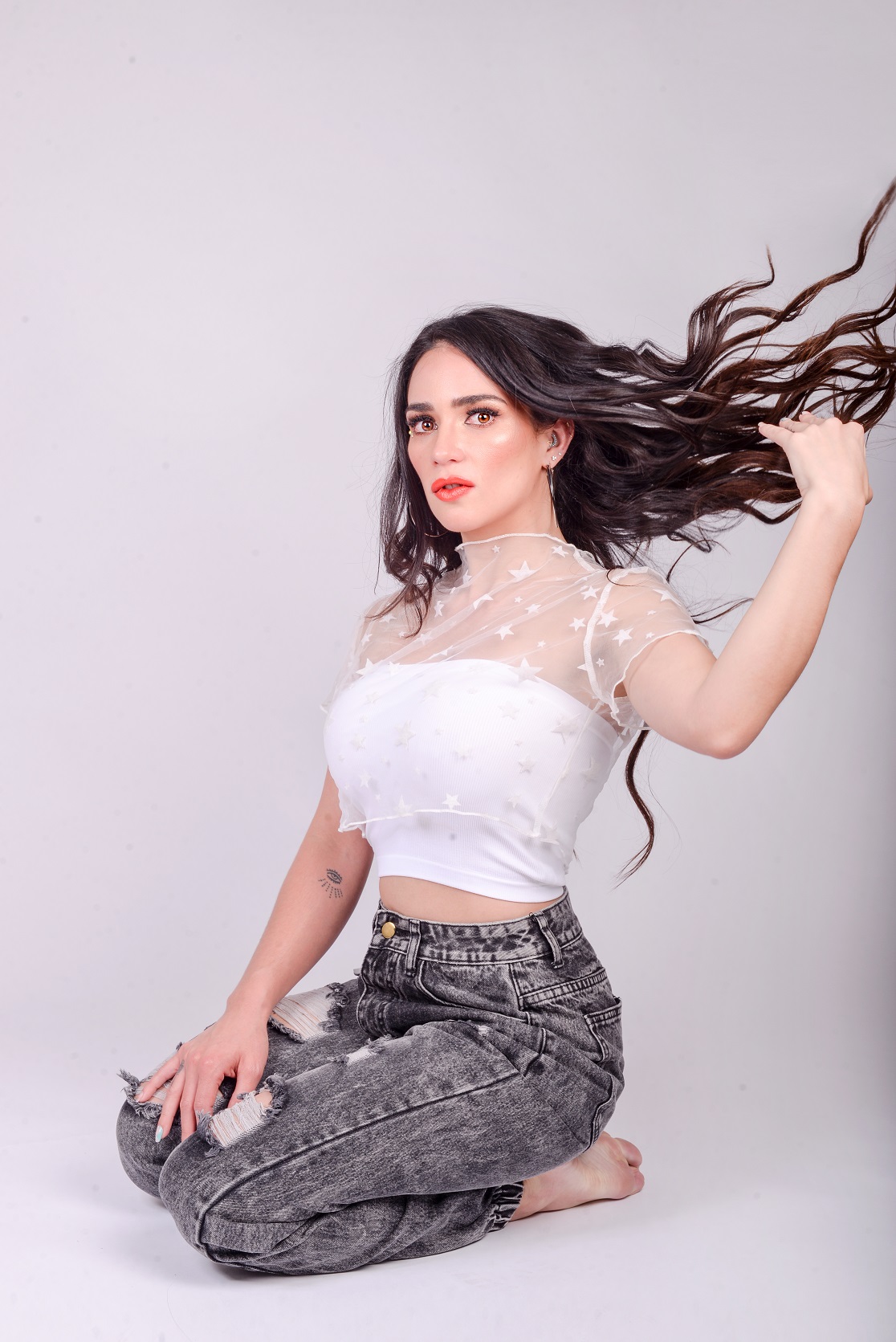 La actriz y cantante ARA SALDÍVAR lanza su nuevo tema “NO TE DUERMAS ...