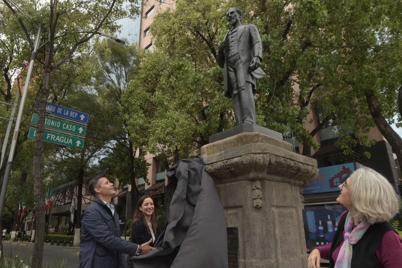Regresa al PASEO DE LA REFORMA estatua restaurada de IGNACIO RAMÍREZ ...