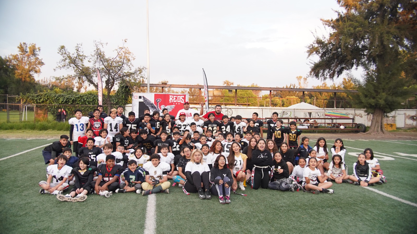 Jugadores Reds visitaron el Club Bulldogs de Balbuena – Bitácora CDMX